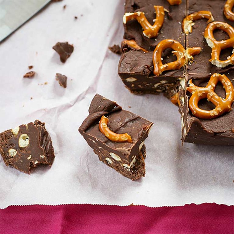 Easy Chocolate Fudge with Pretzels